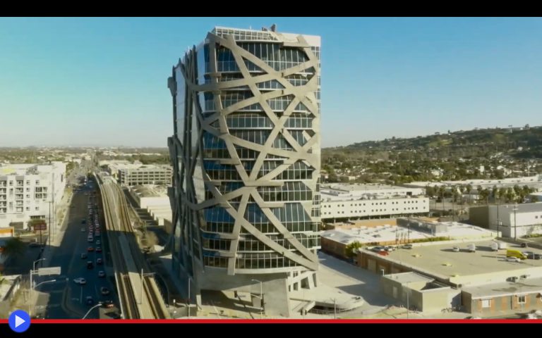 L’edificio avvolto nell’involucro dei suoi pilastri privi di una ...