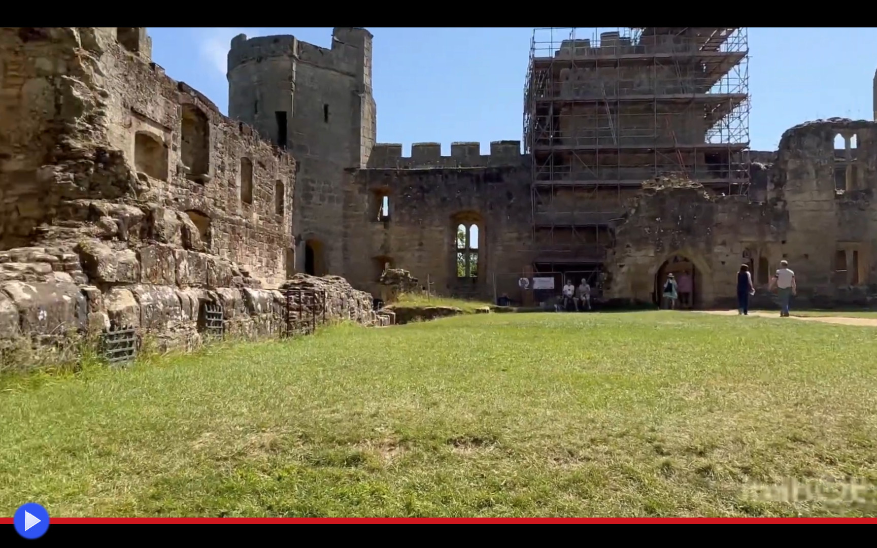 Trecentesco Bodiam, umido castello del cavaliere del Parlamento – Il ...